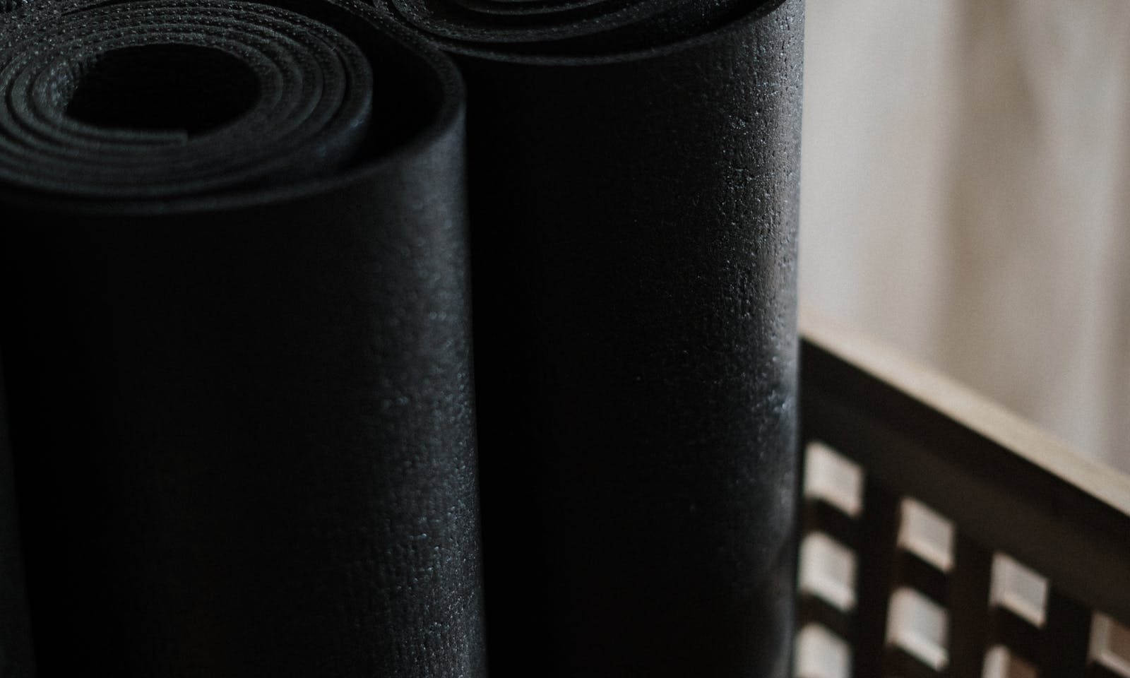 Manduka PRO vs Liforme — Which Yoga Mat Wins? [2026] | FLOW Yoga ...